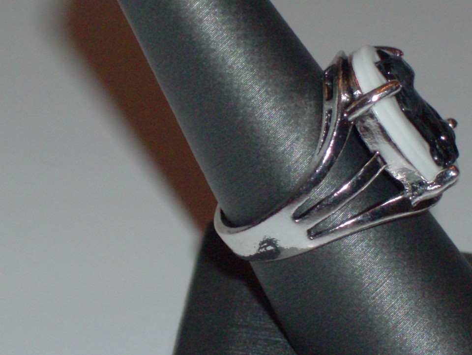 Antiqued Silvertone Black & White Black Cat (Cateo) Cameo Ring- Size 8 ...