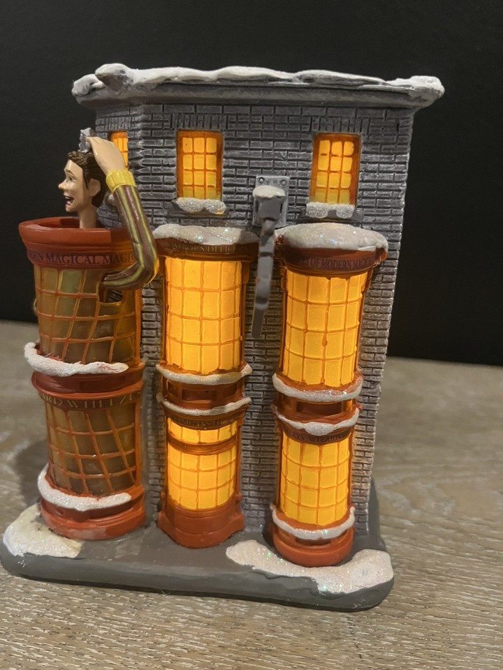 Harry Potter Hawthorne Village Collect Weasleys Wizard Wheezes Bradford ...