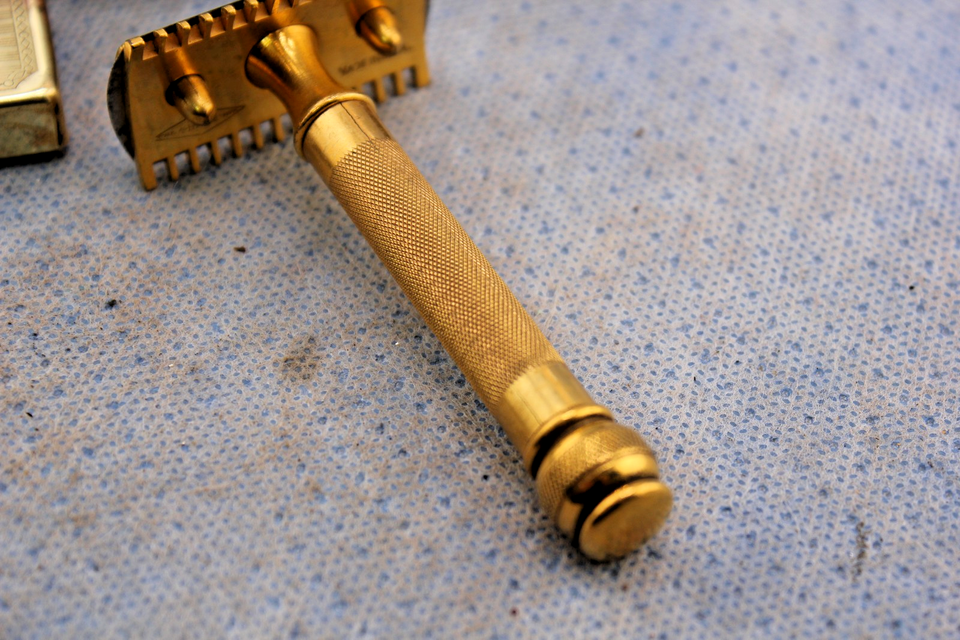 VINTAGE GILLETTE BRASS COMB SAFTY RAZOR WITH BLADE HOLDER IN CASE | eBay