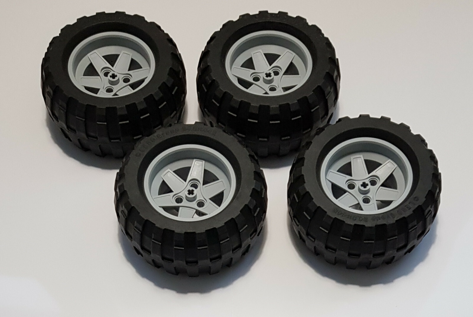 4x Lego® Technic Felge 44772 56 x 34 hellgrau + Reifen 54120 94.8 x 44R ...