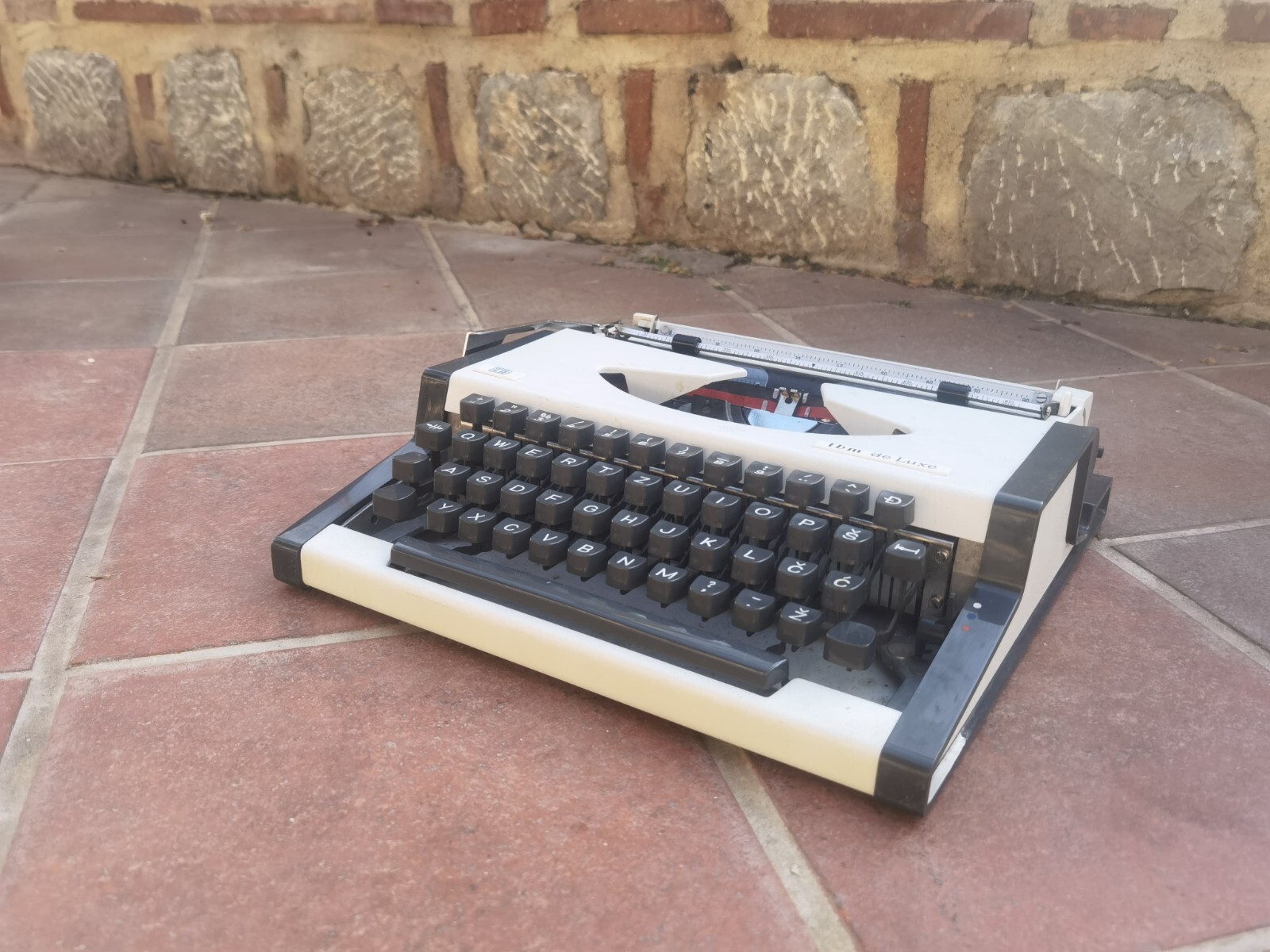Unis TBM Deluxe, vintage portable typewriter, English Alphabet manual ...