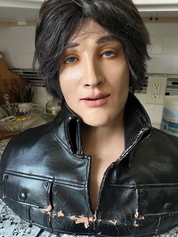WowWee Alive ELVIS Presley Lifesize Robot Singing Talking Animatronic ...