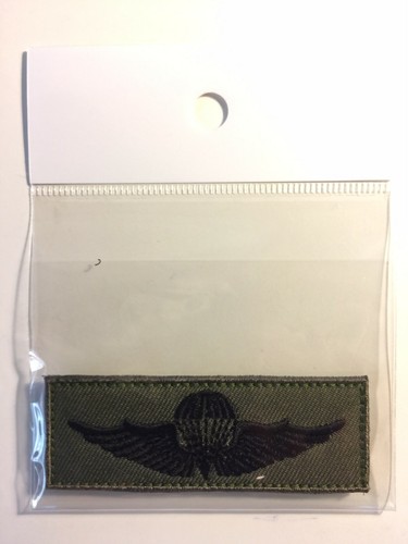 BLACK PARACHUTIST BADGE OD GREEN BACKGROUND JAPAN JSDF JGSDF HOOK AND ...