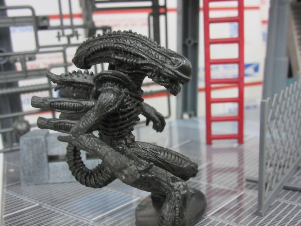 Aliens Deluxe movie playset w/ xenomorph ladder fence Tree House Kids ...