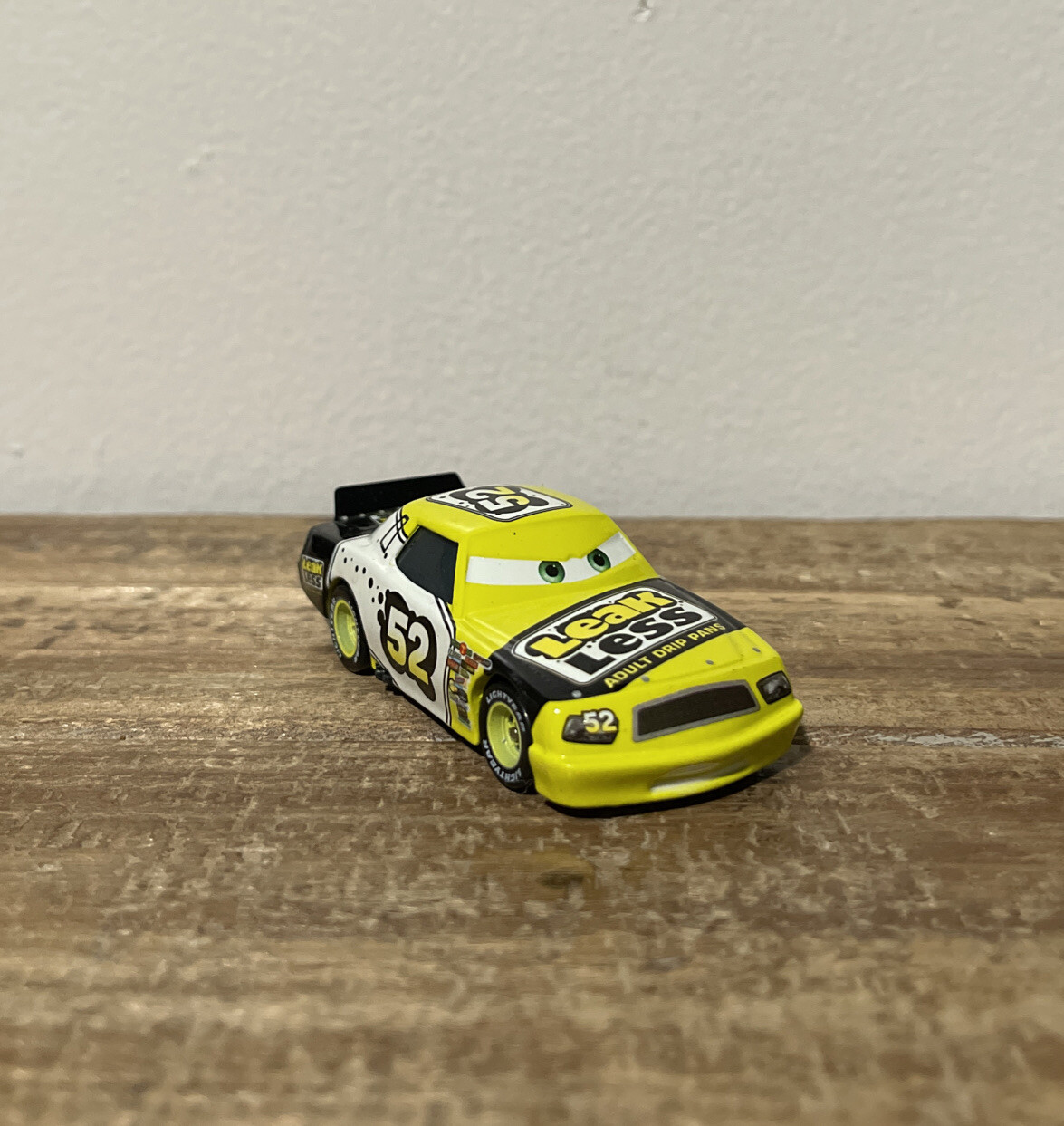 DISNEY PIXAR CARS - LEAK LESS 52 - Christmas DIECAST Toy