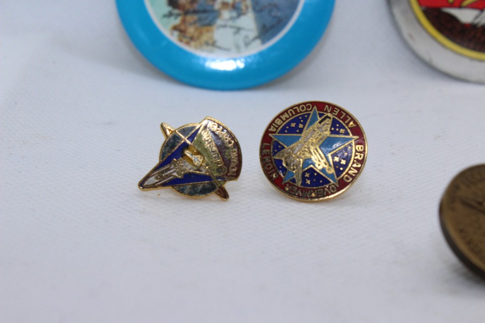 7 pc lot vintage COLUMBIA NASA Space ship Shuttle Pinback Buttons, tie ...