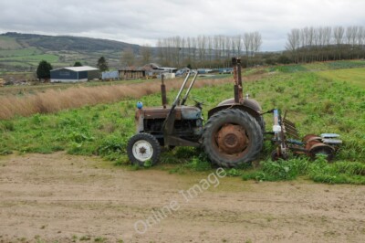 Photo 6x4 Tractor and farm buildings Greet/SP0230 An old Fordson Dexta ...