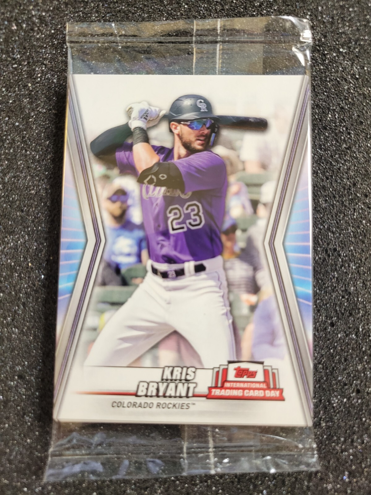 2023 TOPPS INTERNATIONAL TRADING CARD DAY SEALED PACK - KRIS BRYANT ON ...