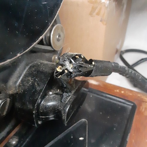 Antique 1933 Singer Sewing Machine With Knee Lever Hem Feet Crank Wood ...