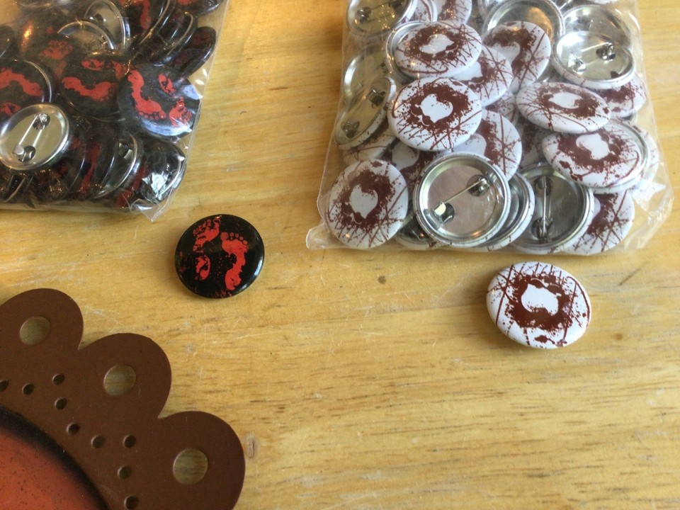 Lot Halloween Ghost wall deco, evil hand Earrings, Party Scary pin ...