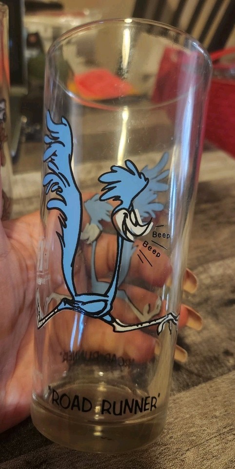 VINTAGE 1973 PEPSI LOONEY TUNES ROAD RUNNER & WILE E COYOTE DRINKING ...