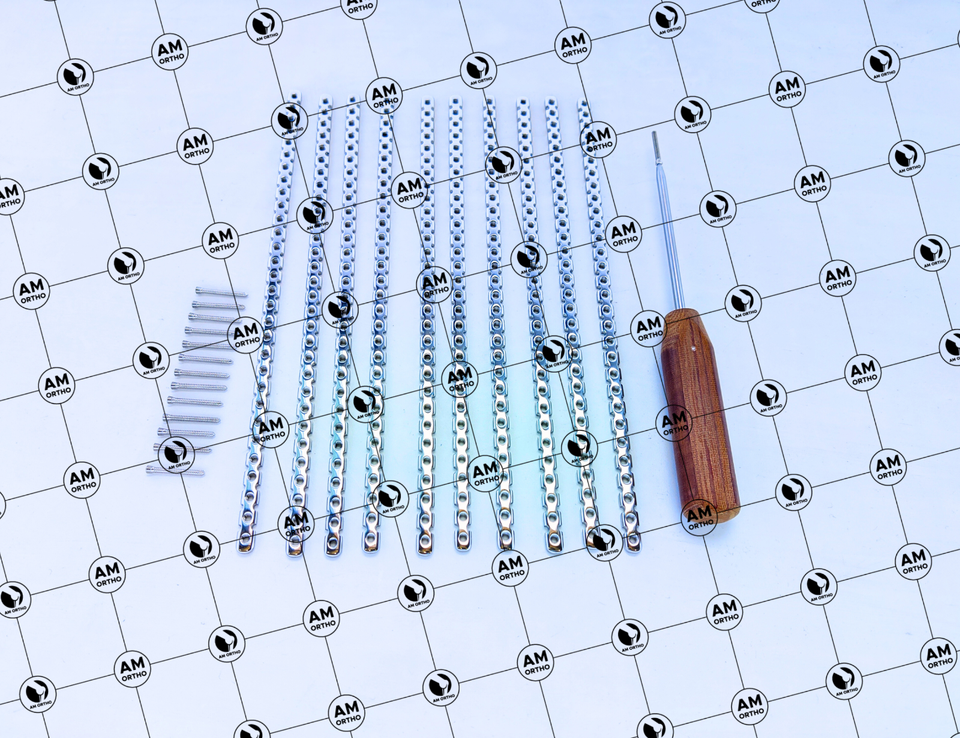 2.4mm Veterinary Reconstruction Plates 30H Locking Screws 12-30mm L 111 ...