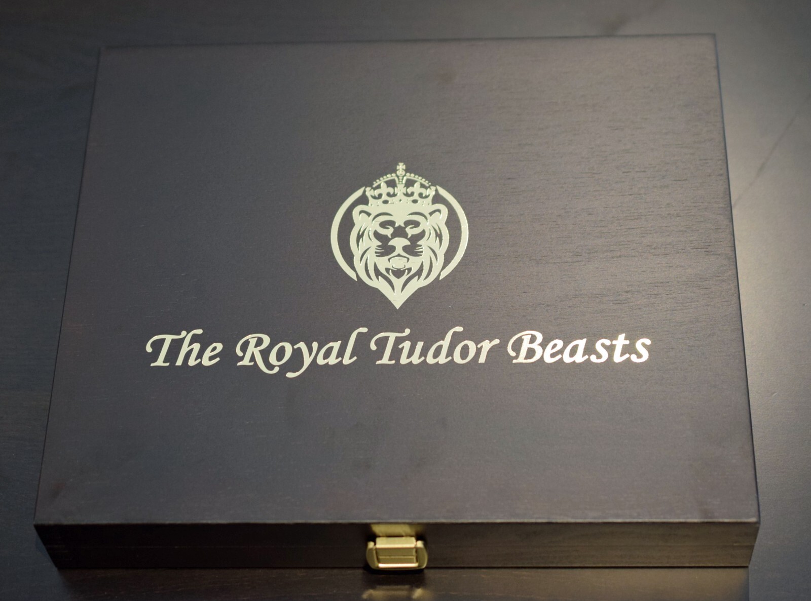 UK Royal Tudor Beasts Wooden Display Case - for 10 X 2 Oz Silver Coins ...