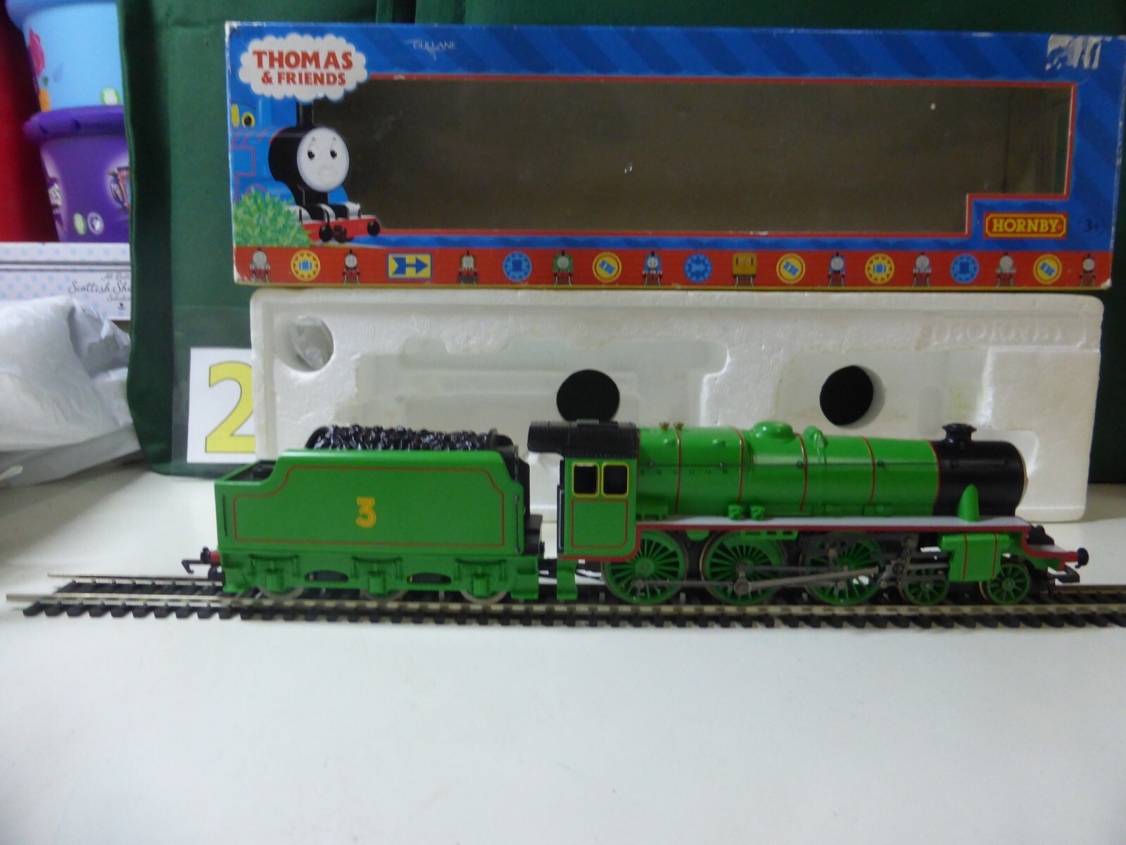 Hornby OO Gauge Thomas & Friends - Henry The Green Engine 1/76 Scale ...