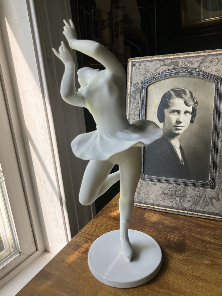 Kaiser W. Germany VTG White Bisque Porcelain Figurine Skater Girl 10 ...