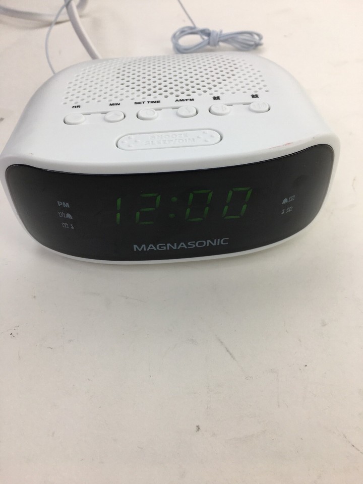 Magnasonic Digital AM/FM Clock Radio with Battery Backup, Dual Alarm ...