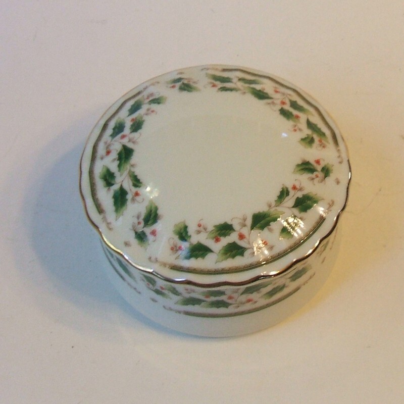 Royal Limited Holly Holiday Porcelain Trinket Box Candy Dish with Lid ...