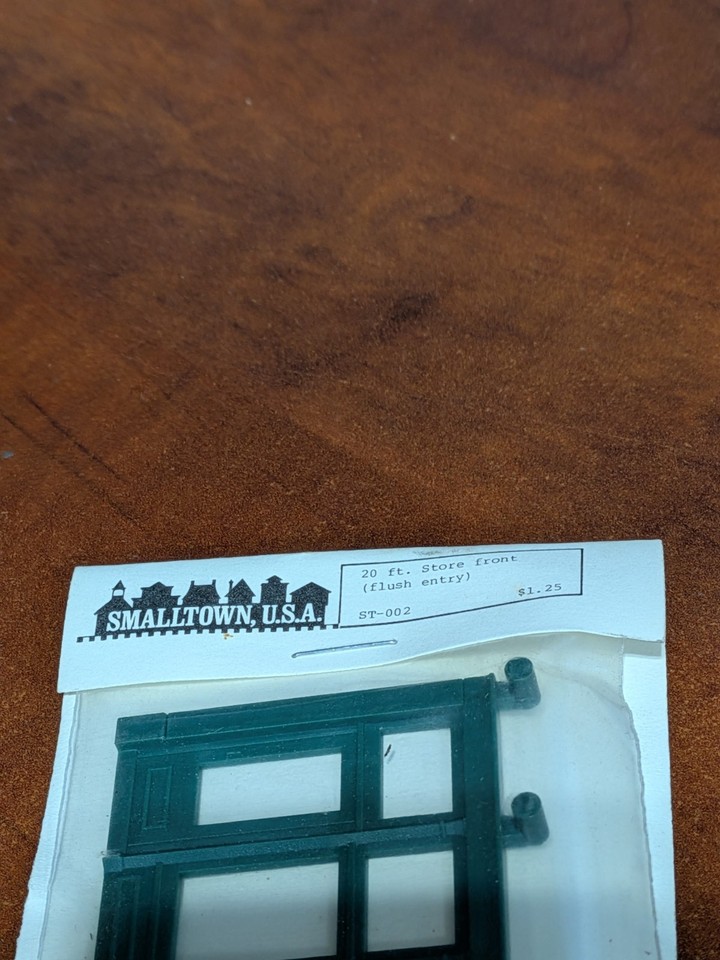 Smalltown USA - HO Scale - #699-0002 - 20ft Store Front (Flush Entry ...