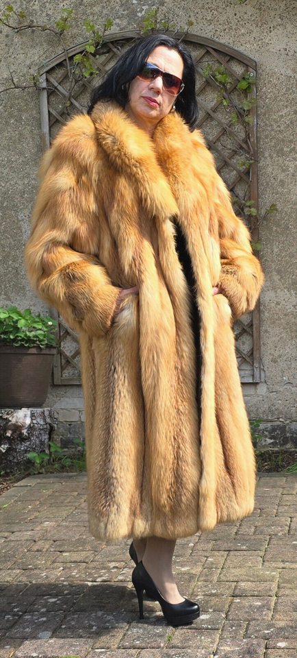 Red Fox Fur Coat Saga Fox Canada Redfox Natural Red Brown Italy Fashion ...