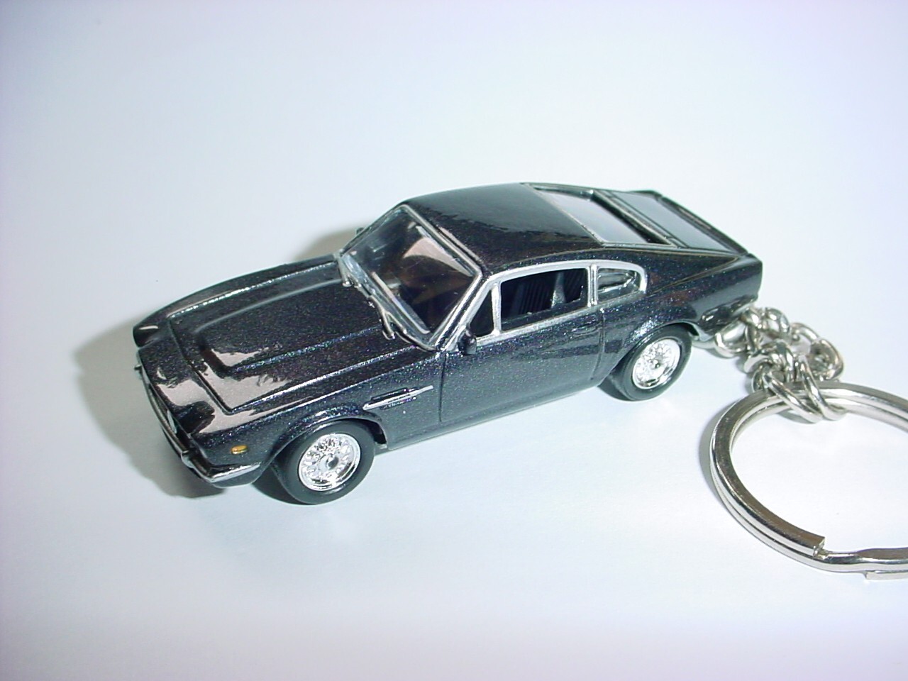 HOT 3D 1987 ASTON MARTIN V8 CUSTOM KEYCHAIN key keyring JAMES BOND 007 ...