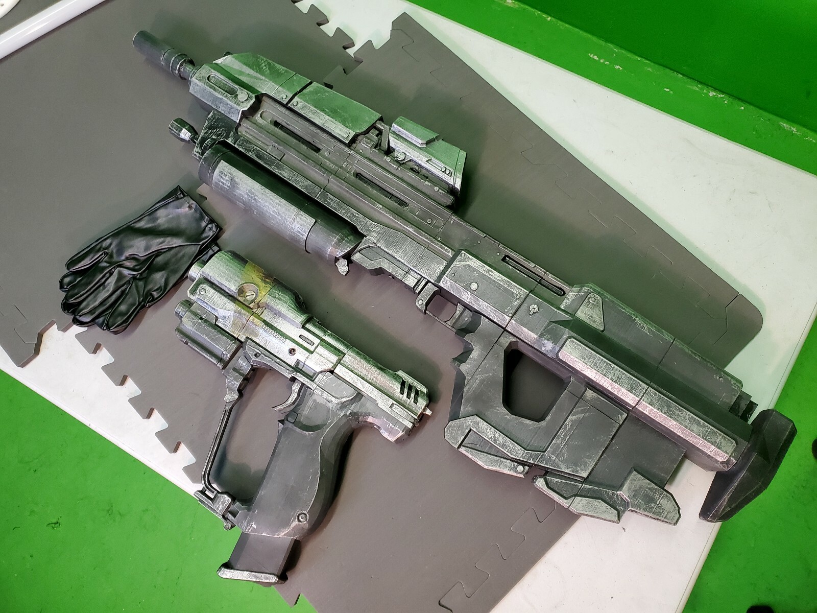 Custom made /painted Halo Reach Assault Rifle & UNSC magnum, Cosplay ...