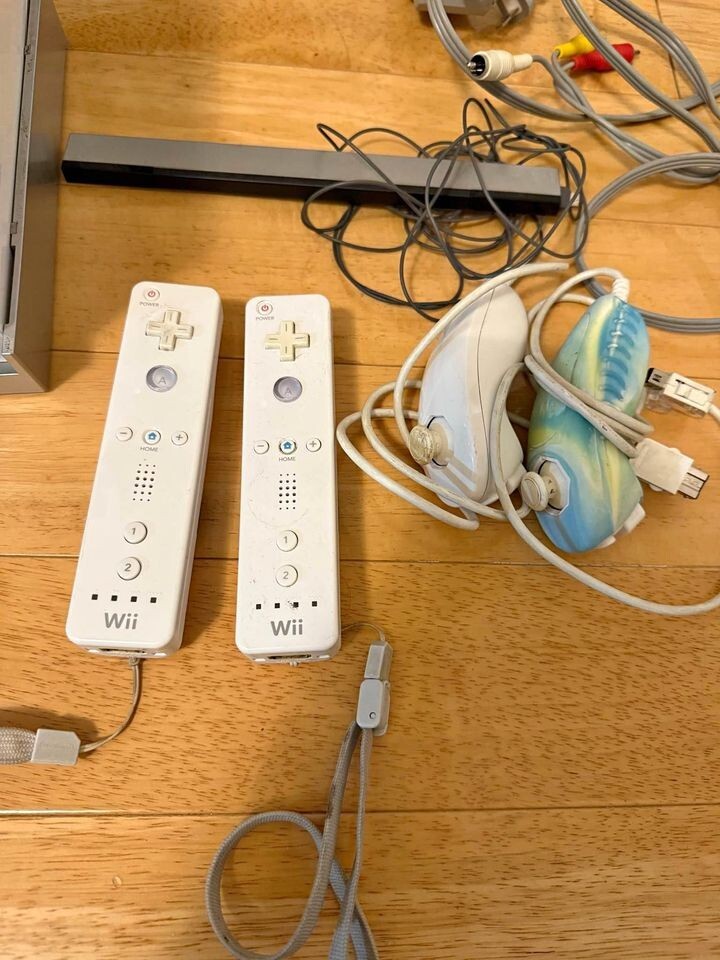 Nintendo Wii Console + 2 Wii Remotes + 1 Game 45496880019 | eBay