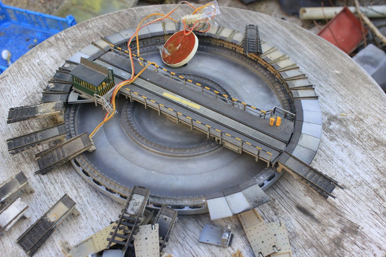 fleischmann turntable 6052 ho with loco engine shed kit built electric ...