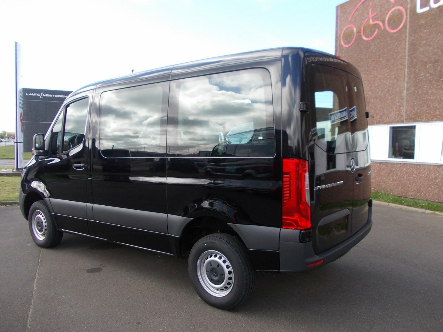 Brugt Mercedes Sprinter 211 2,2 CDi A1 HC Tourer aut. RWD til salg ...