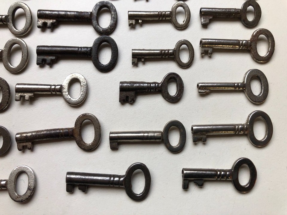 Job Lot of 58 Vintage Antique Small Keys, Cabinet, Drawer, Box Etc ...