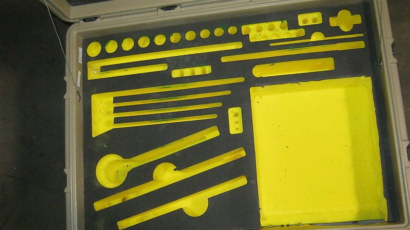 Kipper Hardigg Pelican Aviation Foot Locker FOD Tool Box Case w/ Wheels ...