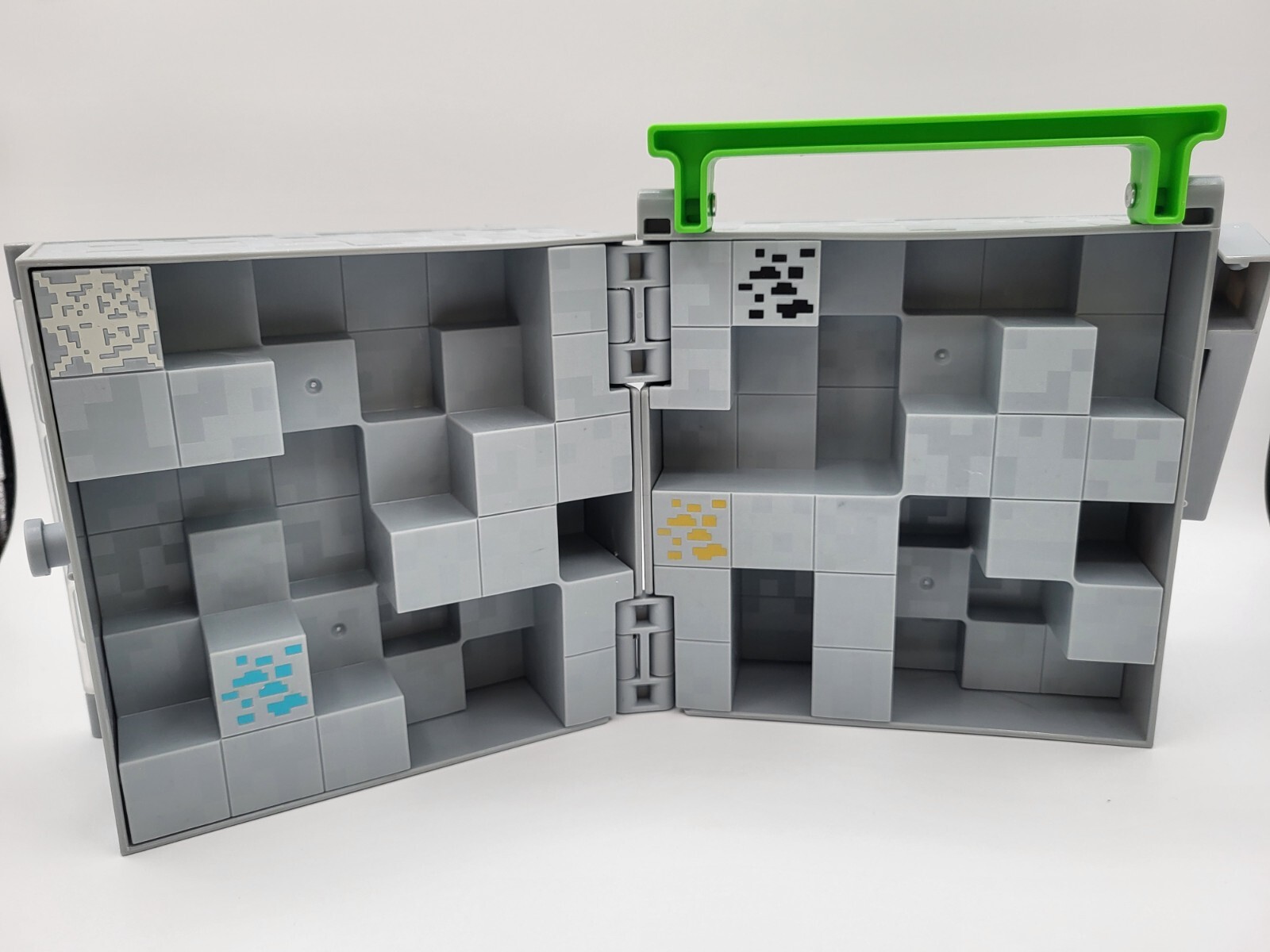 Minecraft Mojang Collector Case Cube (C) w/ 17 Mini Figures - Holds 32 ...