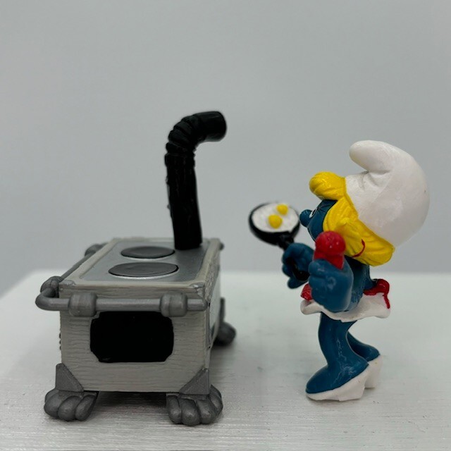 Smurfs 40238 Smurfette Kitchen Smurf Figure Stove Oven Eggs Vtg PVC ...