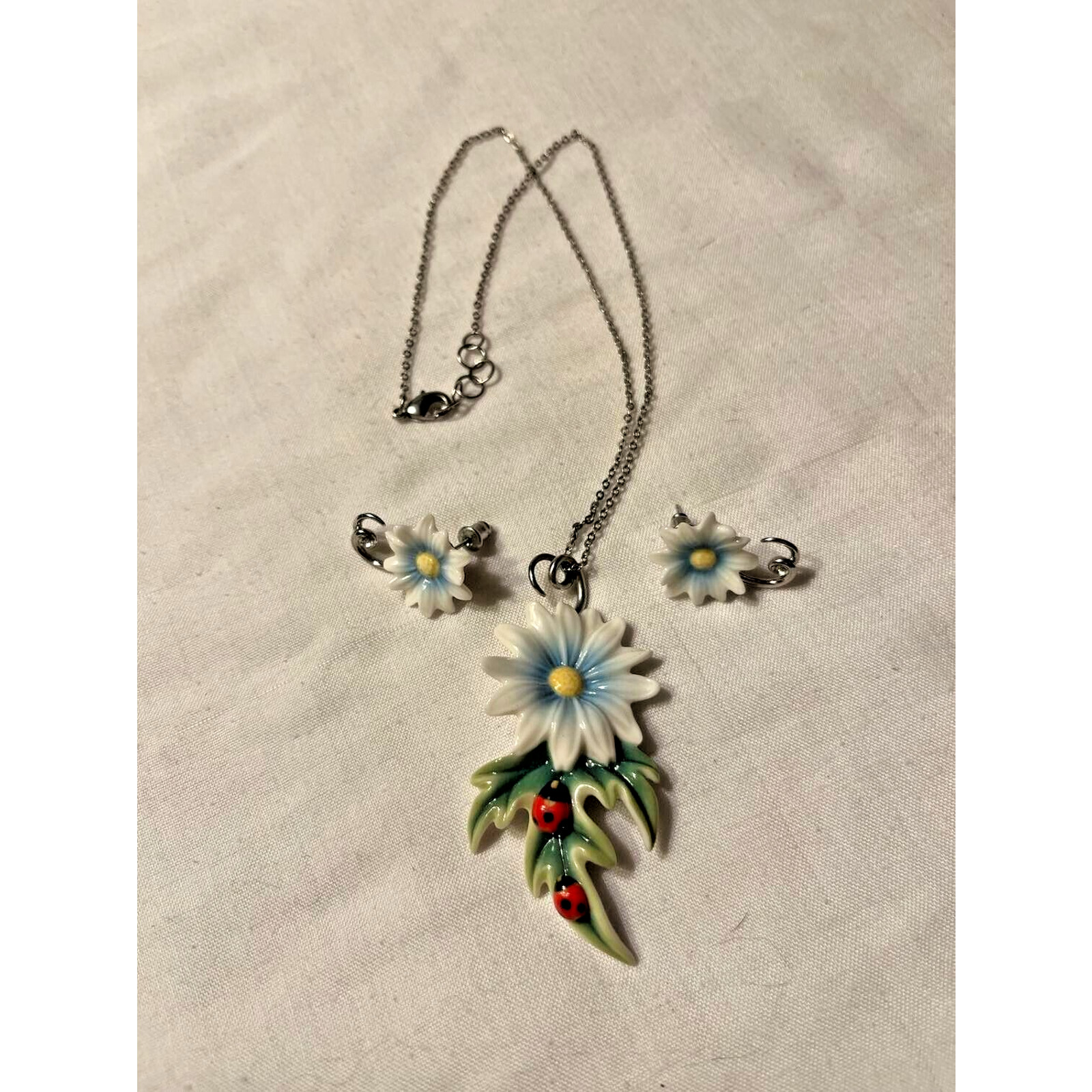 RARE FRANZ PORCELAIN ENCHANTING LADYBUG WITH DAISY NE… - Gem