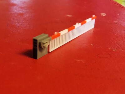 N Gauge 1:160 set of 2 modern style level crossing gates with traffic ...