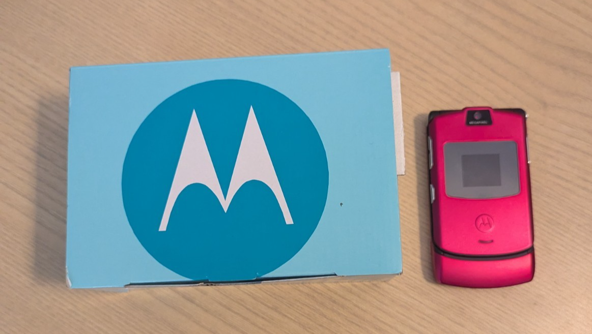 Motorola RAZR V3 Flip Bluetooth MP4 video Unlocked GSM Mobile Phone ...
