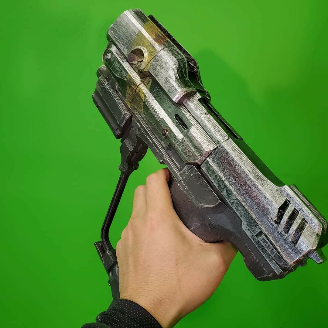 Custom made /painted Halo Reach Assault Rifle & UNSC magnum, Cosplay ...