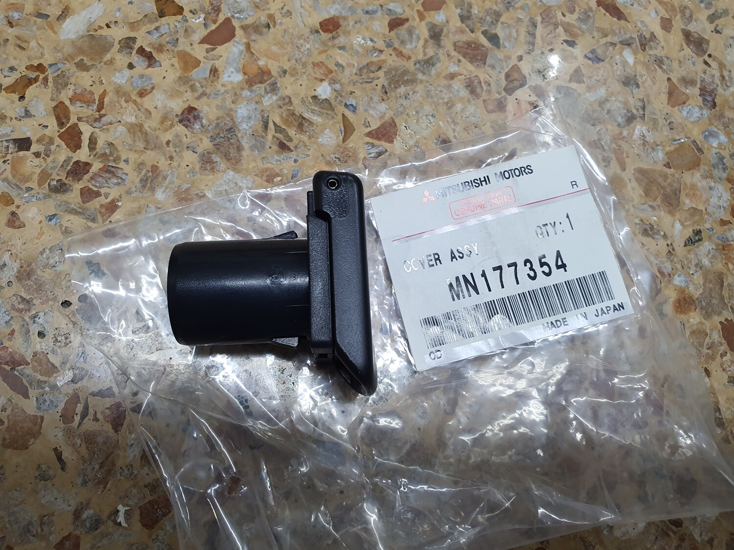 MN177354 POWER OUTLET PLASTIC COVER ASSY FOR MITSUBISHI PAJERO SPORT | eBay