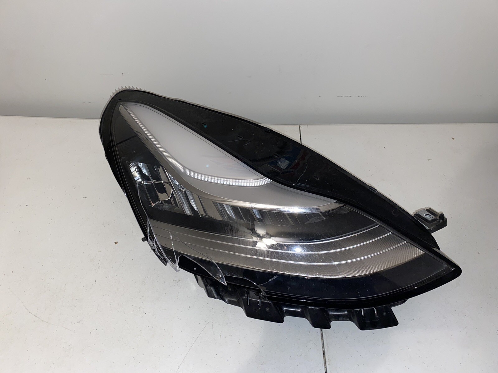 2017-2020 Tesla Model 3 RH Pass OEM HID Headlight 107737200K Great Cond ...