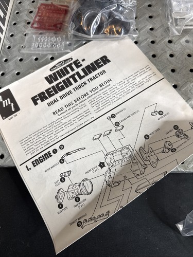 AMT 620 1/25 White Freightliner Dual Drive Truck Tractor Model Kit ...