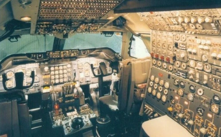 Boeing 747 Cockpit