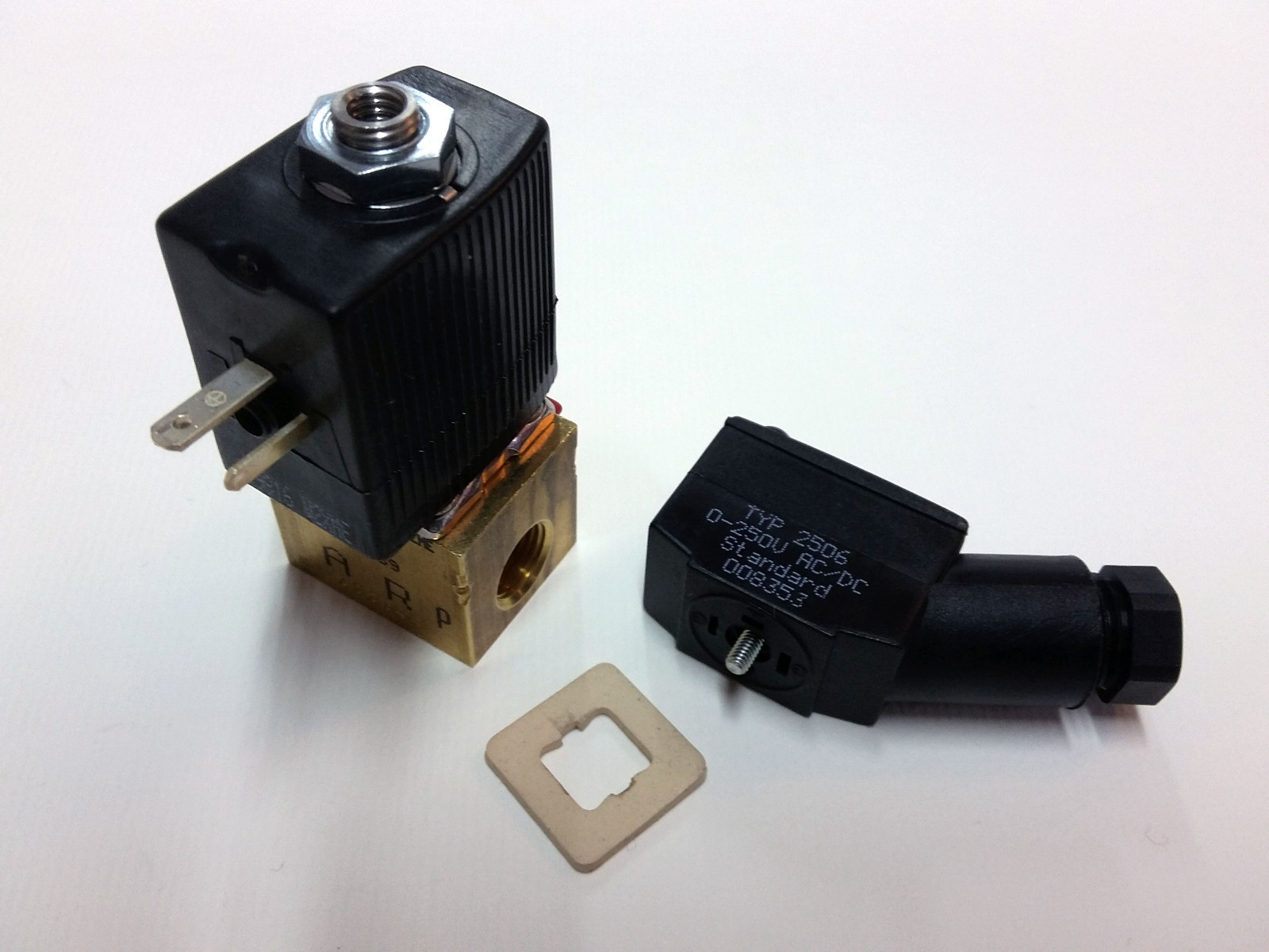 Burkert 6012 C 3/2-way Mini Solenoid Valve G1/8, 0-6 Bar, 0.06m3/h Coil ...