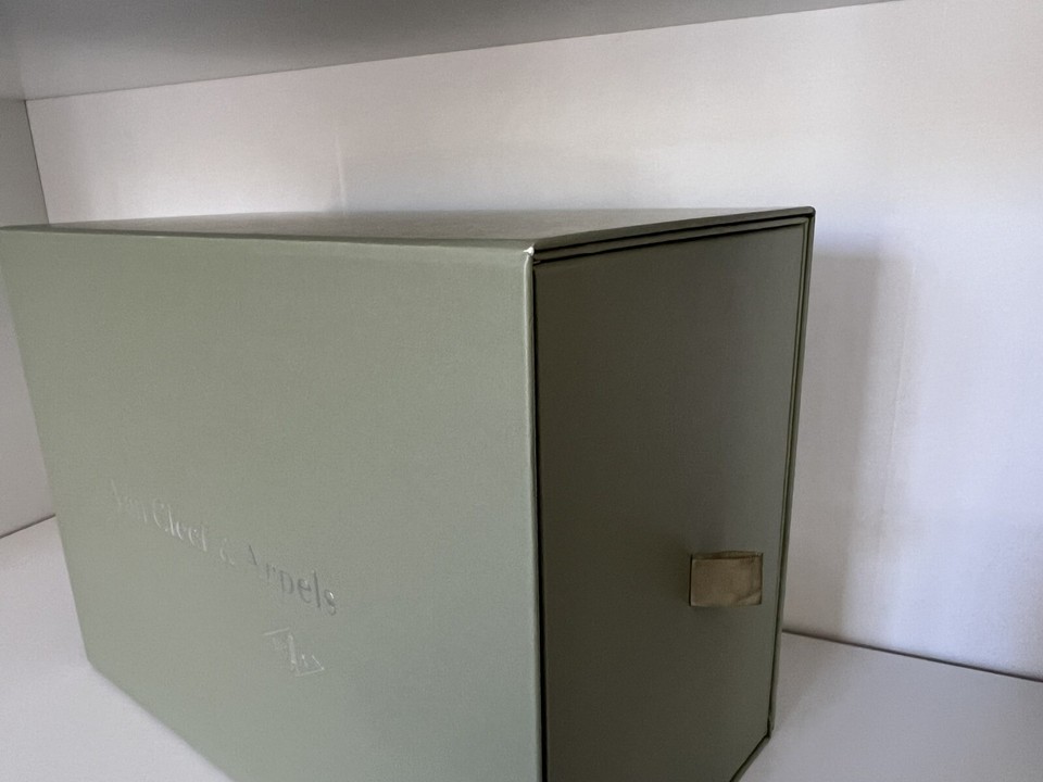 Van Cleef & Arpels VCA Necklace Packaging | Outer box, Ribbons 2024 ...