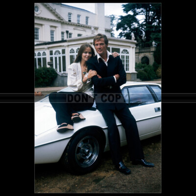 Photo A.009730 LOTUS ESPRIT ROGER MOORE & BARBARA BACH 1977 JAMES BOND ...
