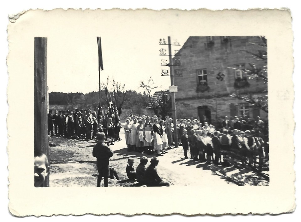 Org.Foto, Dorffest BDM Mädchen Pimpfe Veteranen Fahnen Parade Aufmarsch ...