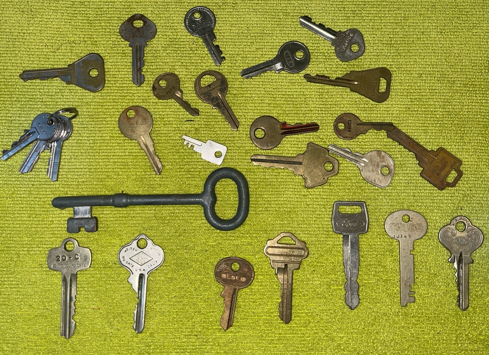 LOT OF 24 PADLOCK/ DOOR KEYS-BEST, ABUS, RABBIT, FORD, CHUBB, 4.5 ...