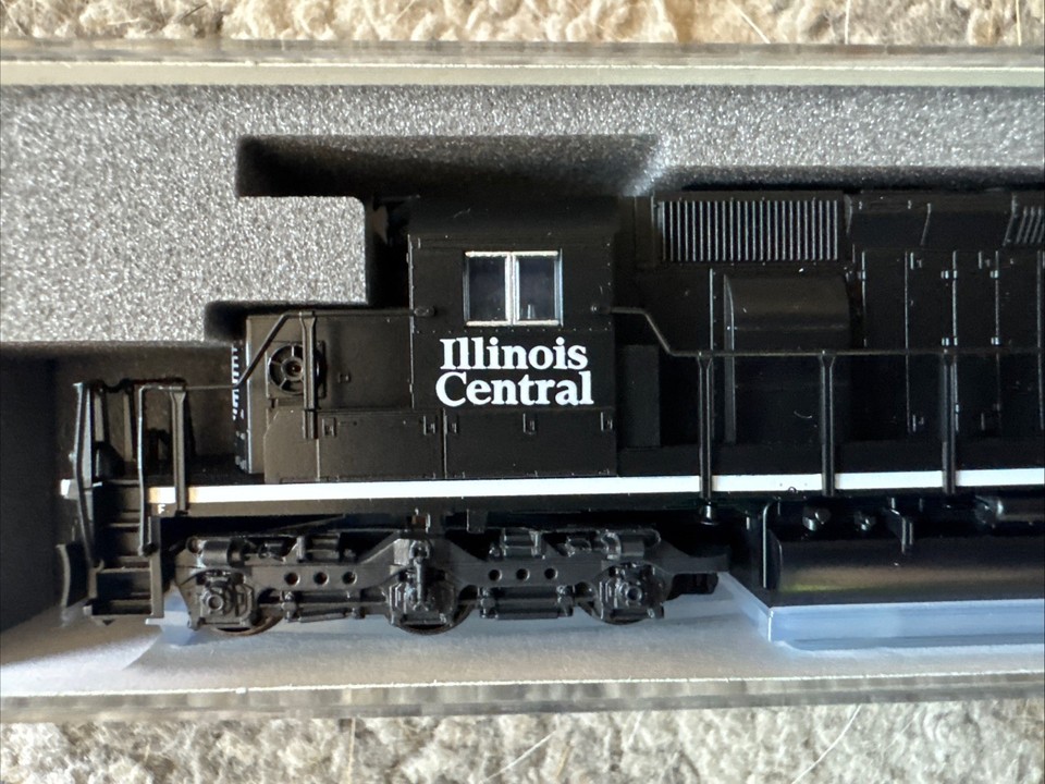 KATO N Scale EMD SD40-2 Mid Cab Headlight Illinois Central #6250 ...