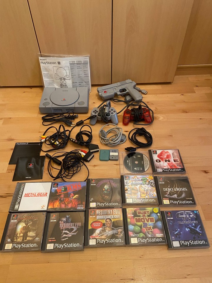 Playstation 1 (PSX/PS1 mit Chip) Konvolut mit Gun, Speicherkarten + 12 ...