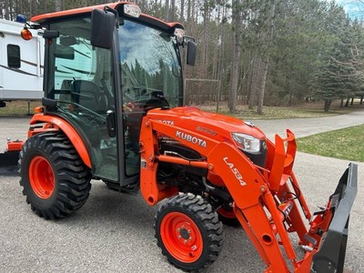 Tractors - Kubota 4Wd Tractor With Loader