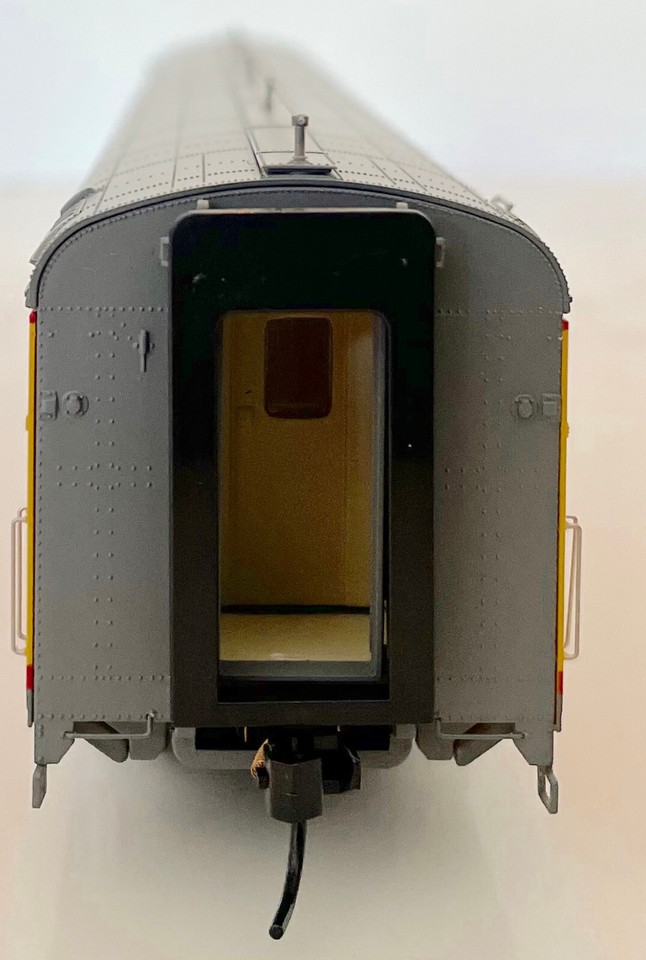 HO SCALE UNION PACIFIC ACF COACH - CITIES SERIES - MFR 932-9487 | eBay