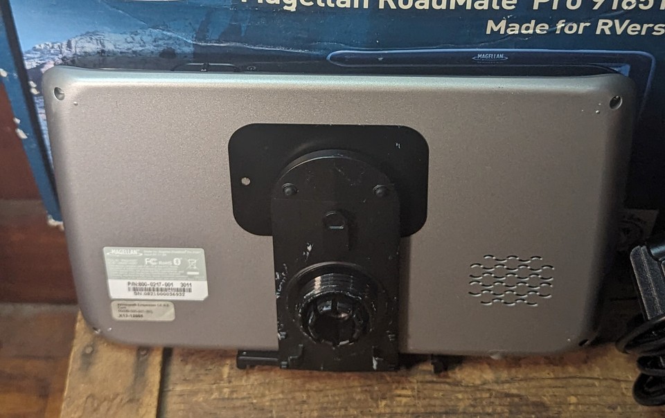 Magellan RoadMate Pro 9165T Bundle Charging Auto Mount. 7" Touchscreen ...
